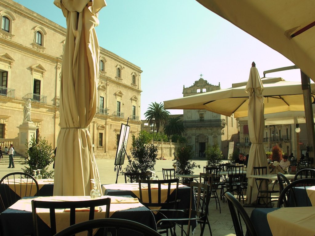 SI09-Siracusa-Cafe-on-the-Piazza - Tuscany Tours
